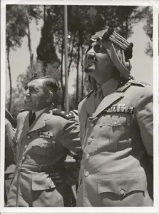 Syrische Offiziere by | Hilmar PABEL | buy art online | artprice