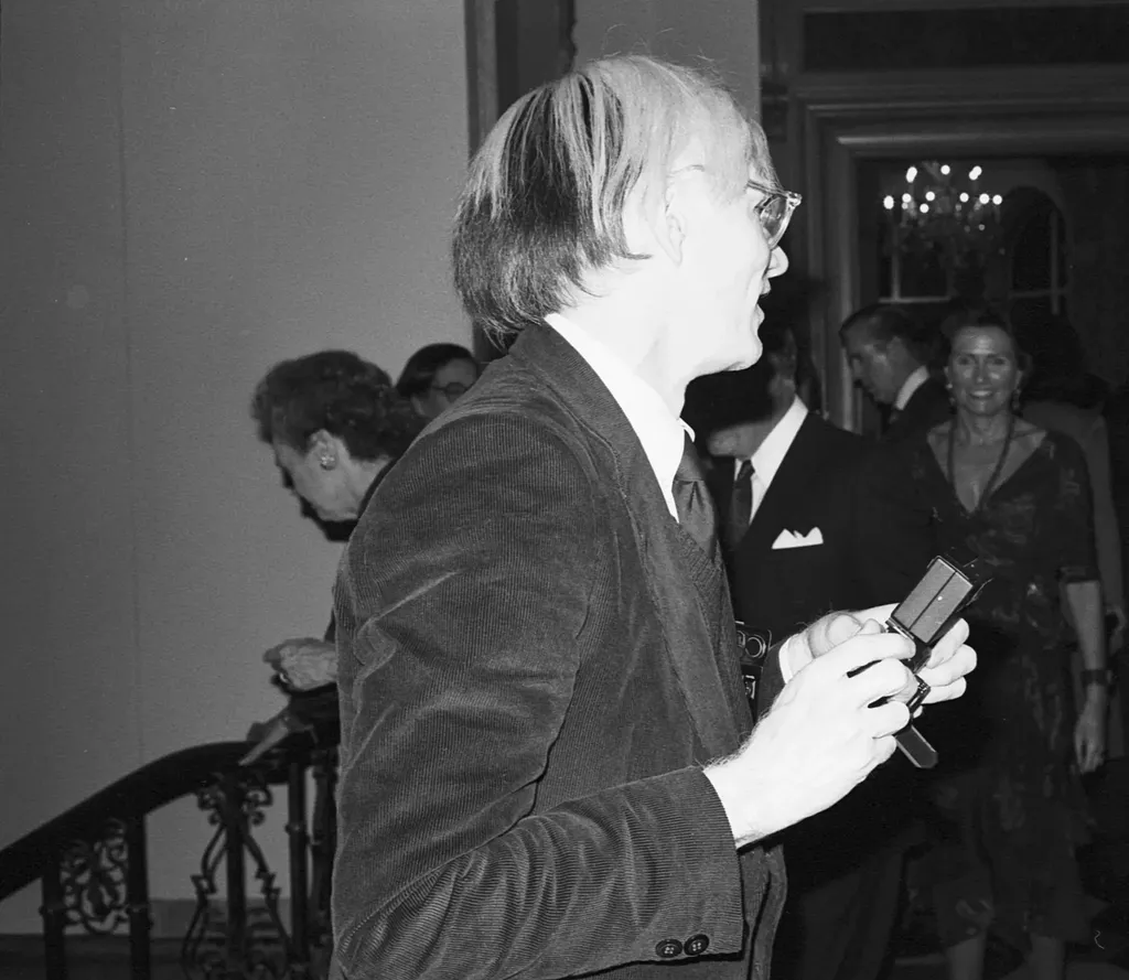 Andy Warhol au Whitney Museum : “Family Album” révèle l’intime derrière ...
